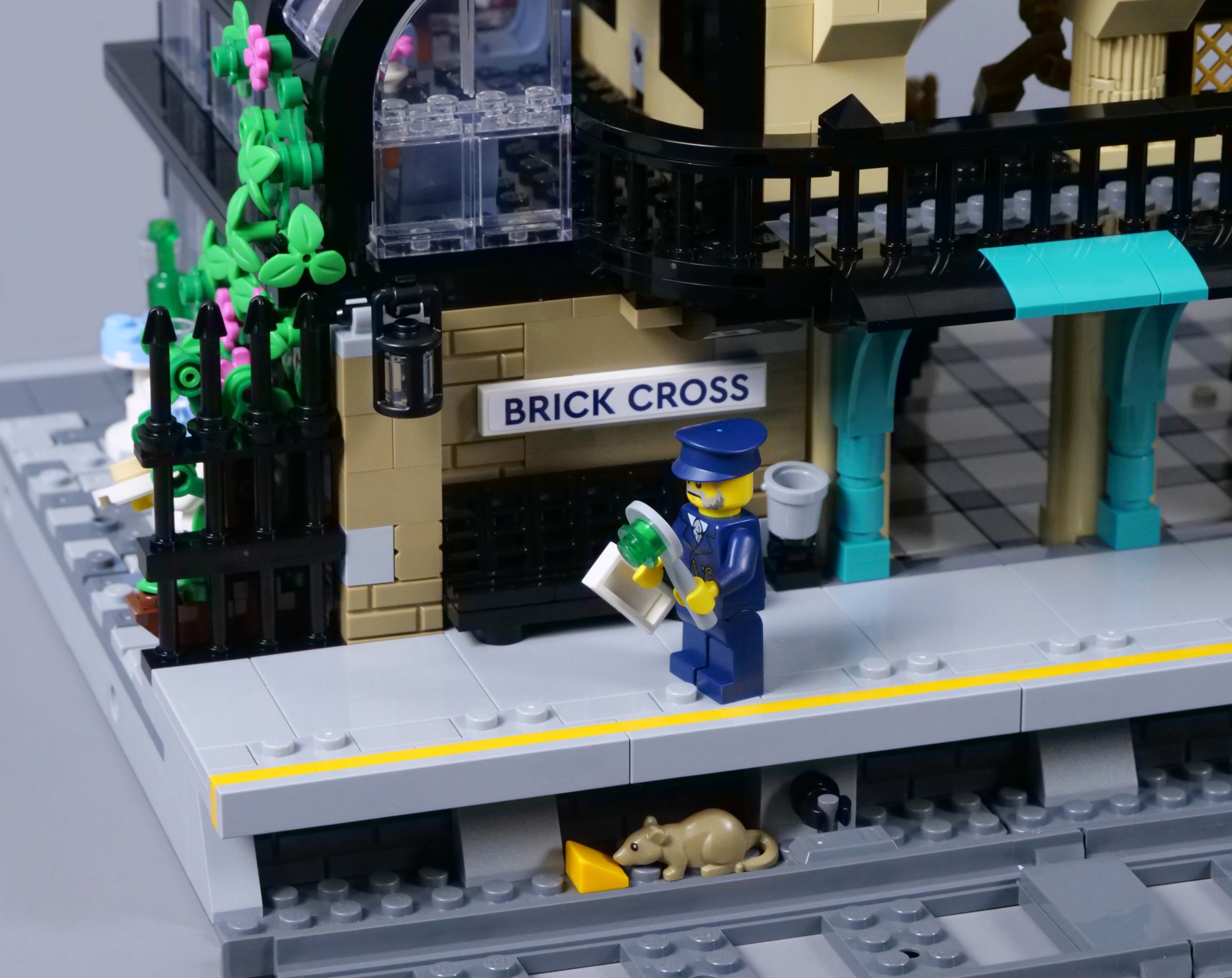 LEGO BrickLink 910034 Brick Cross Train Station review | Brickset